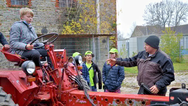 Schüler aus Oschersleben schauen sich in Schwaneberg das Leben auf dem ...