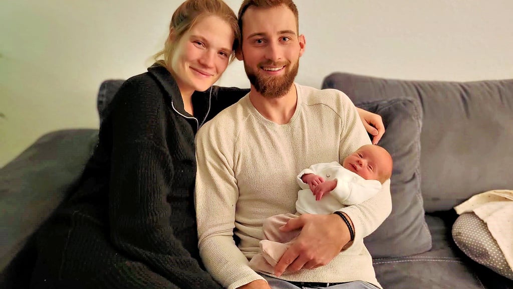 Max Appel vom SC Magdeburg und seine Lena feiern das erste Weihnachten ...