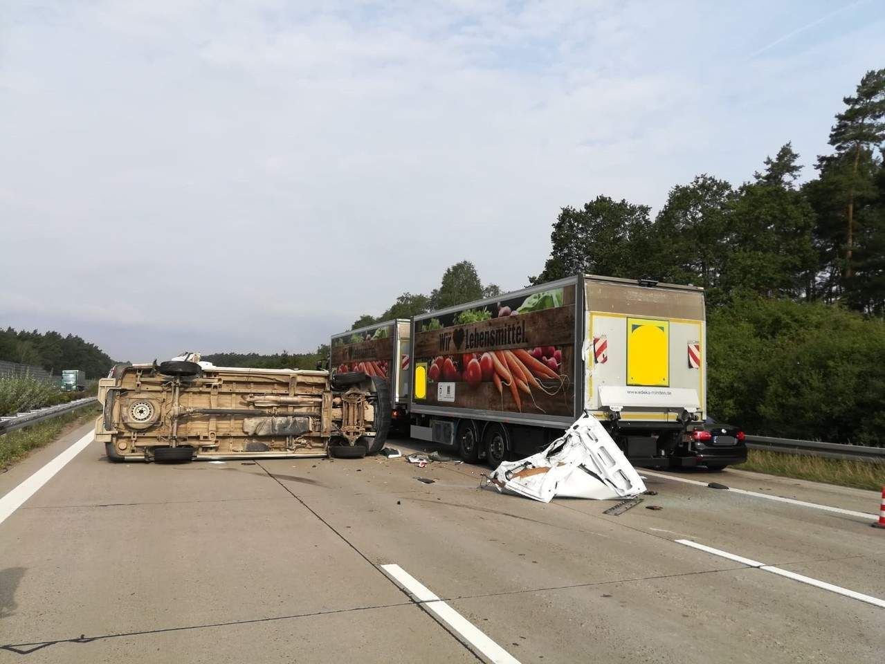Transporter kippt auf A2 um