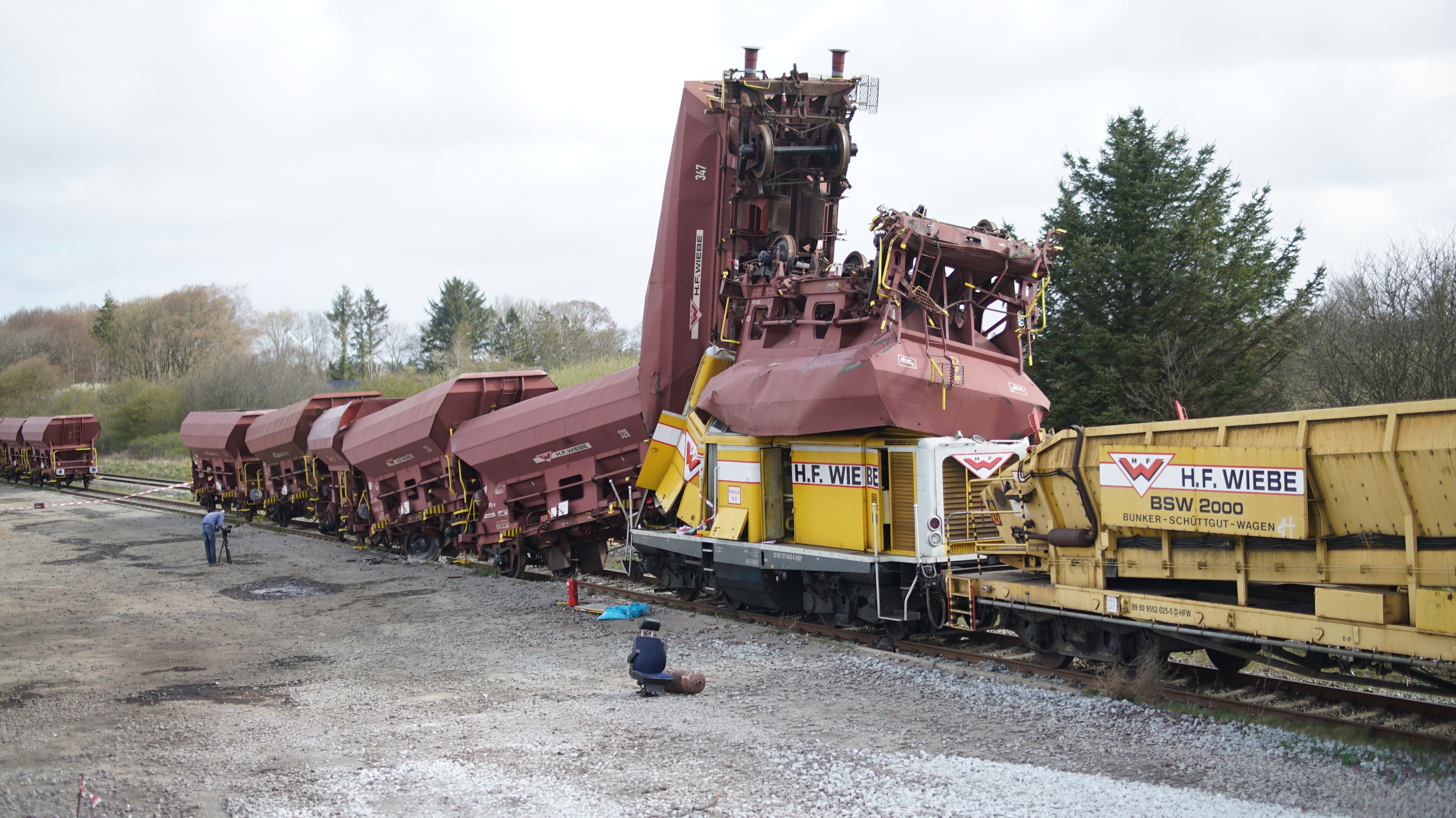 Zug fährt auf sieben Waggons auf