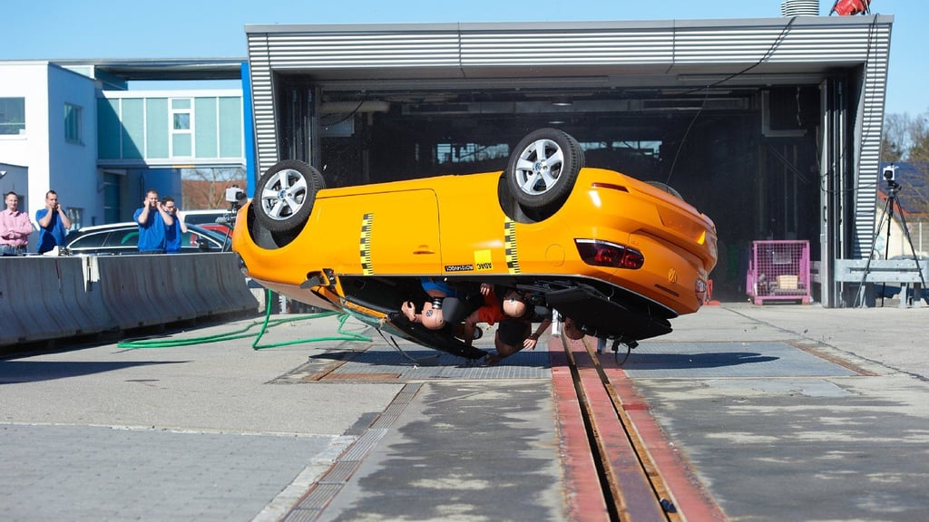 ADAC Crash-Test: ADAC Crash-Test: So gefährlich ist ein Überschlag im ...