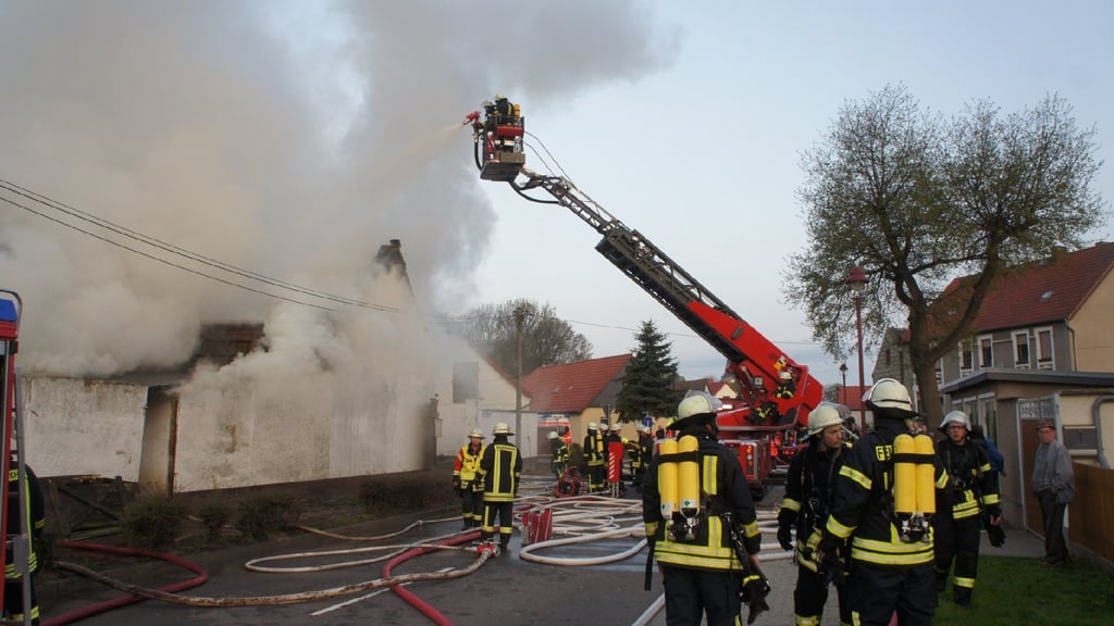 Groß Rodensleben: Groß Rodensleben: 80-Jähriger stirbt bei Brand eines Einfamilienhauses