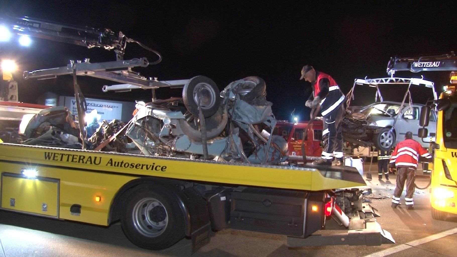 Schwerer Unfall auf der A14 bei Halle: Schwerer Unfall auf der A14 bei Halle: Trabi in ...