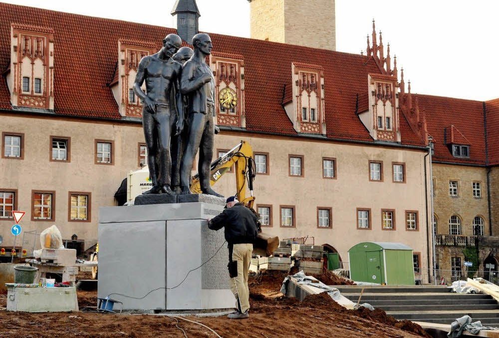 Vandalismus: Vandalismus: Hakenkreuze auf dem neuen Sockel