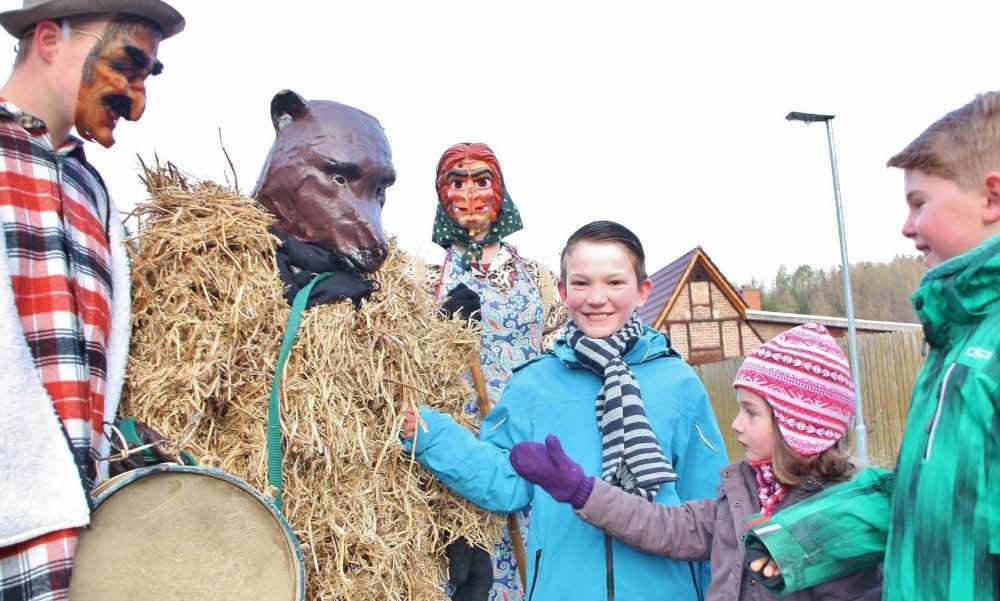 Tradition in Friesdorf: Tradition in Friesdorf: Erbsbär erobert die Herzen