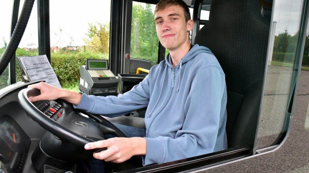 Nahverkehr : Nahverkehr : Der jüngste Busfahrer im Burgenlandkreis