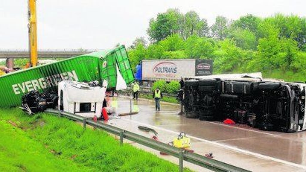 15 Stunden Stau-Chaos nach Unfallserie auf der Autobahn