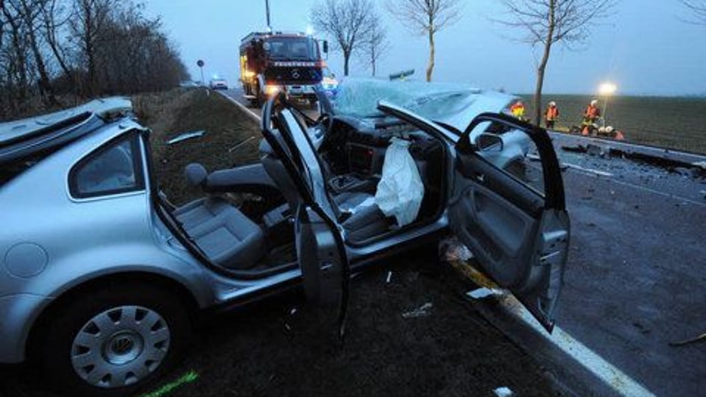 Salzlandkreis: Salzlandkreis: Zwei Schwerverletzte nach Frontal-Crash