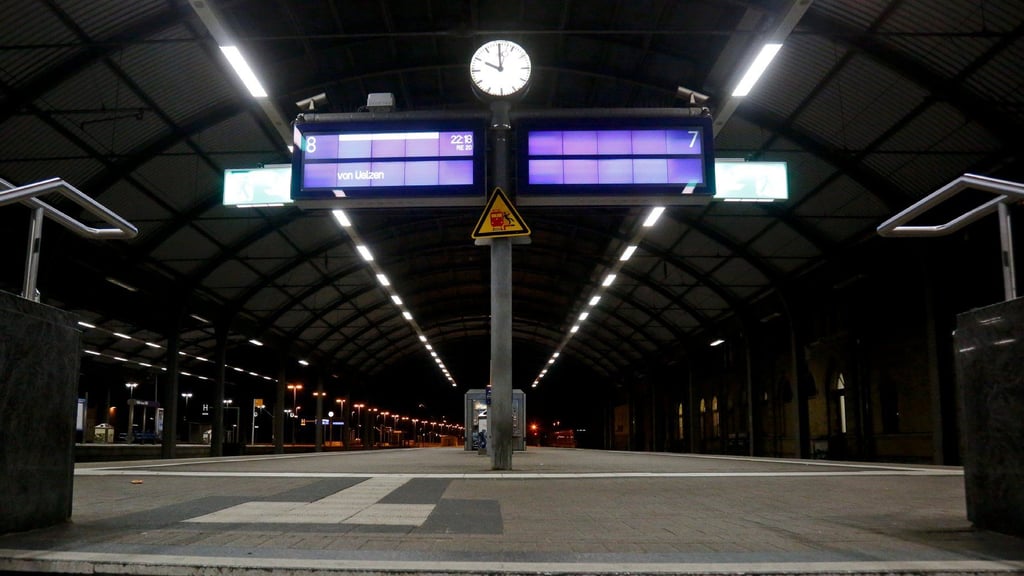 Sperrung des Hauptbahnhofs: Sperrung des Hauptbahnhofs: Halle wird zum ... Sperrung des Hauptbahnhofs: Sperrung des Hauptbahnhofs: Halle wird zum ...