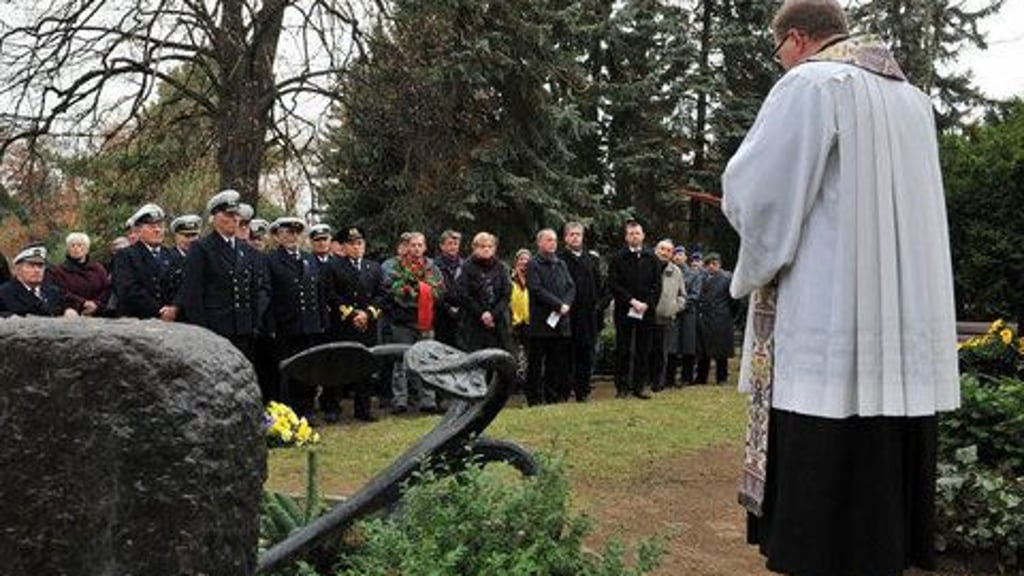 Volkstrauertag: Volkstrauertag: Zahlreiche Menschen gedenken der Toten
