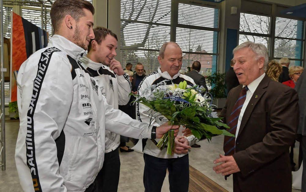 Rote Rosen und eine Medaille: Stadtwerke-Chef Hans Tobler wird ...