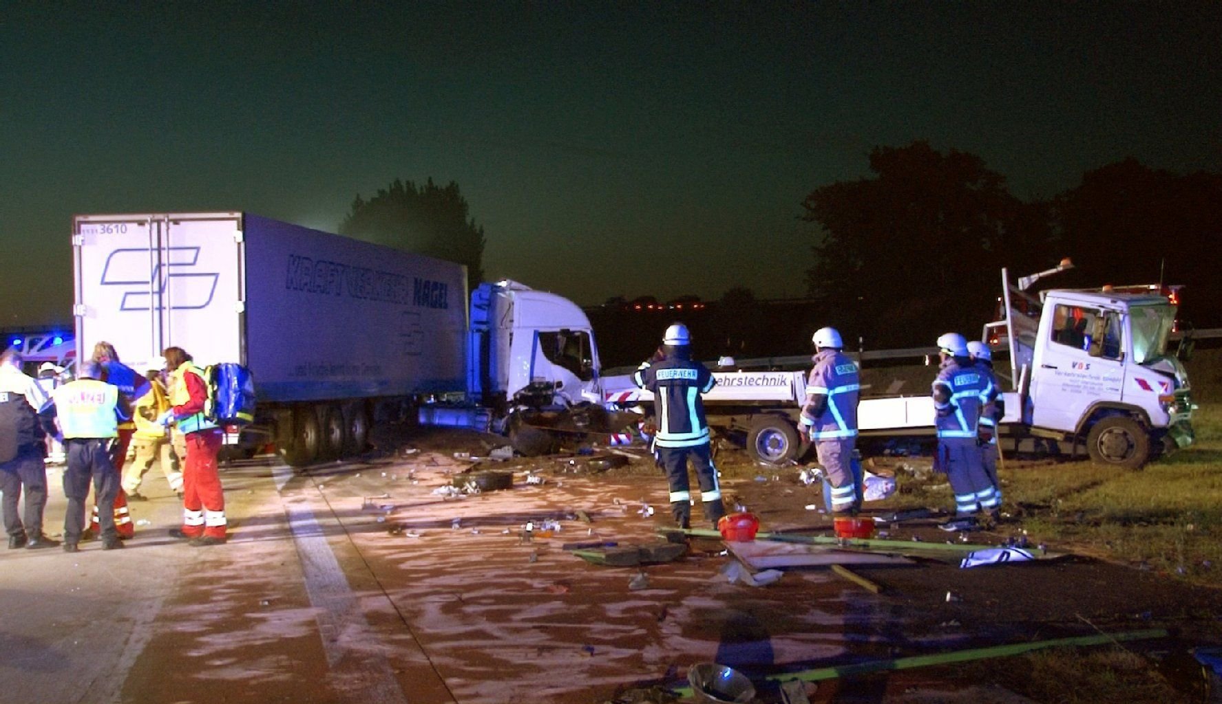 Unfall auf A2 bei Magdeburg: Unfall auf A2 bei Magdeburg: Lkw rast in Baustelle und tötet ...