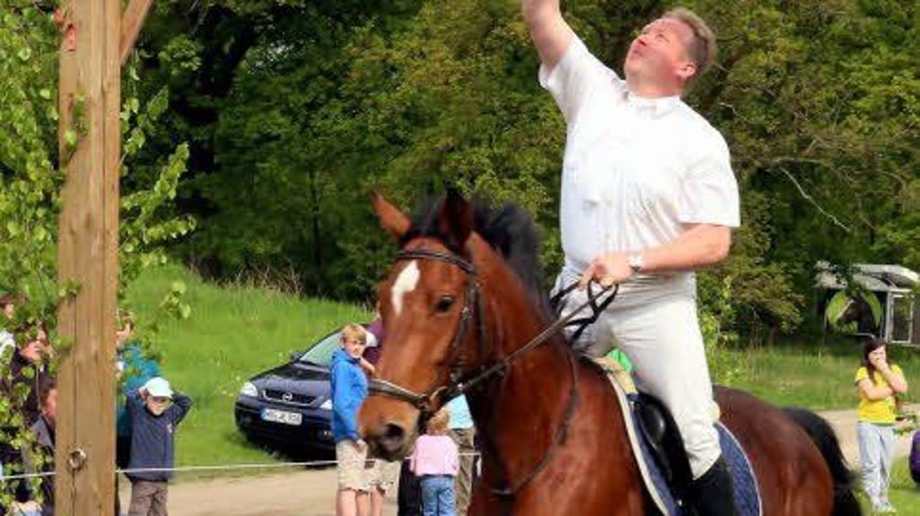 Ringreiten in Zemnick: Ringreiten in Zemnick: Ringe purzeln vom Tor