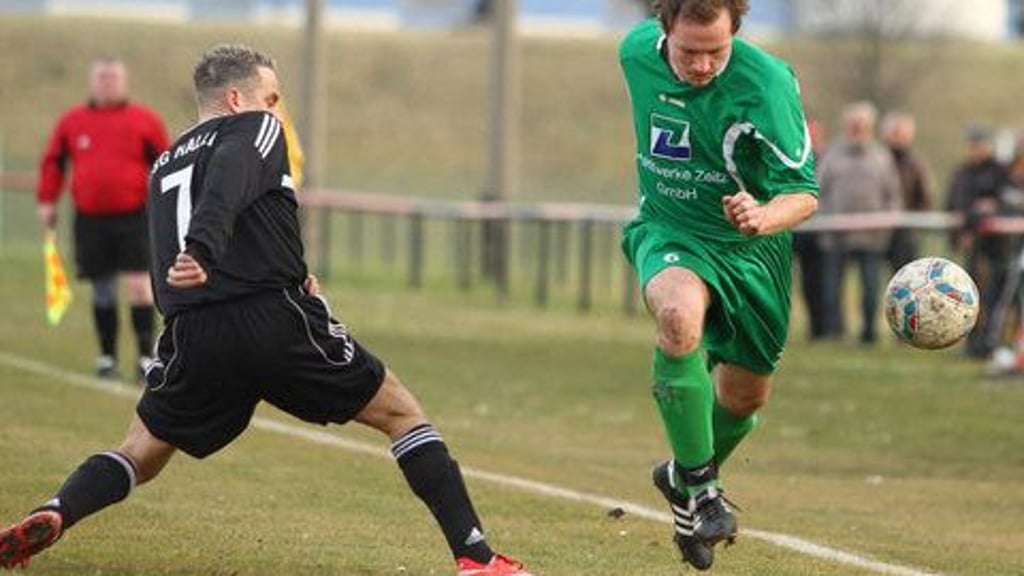 Fußball: Fußball: Zeitz bleibt im Titelrennen ganz oben