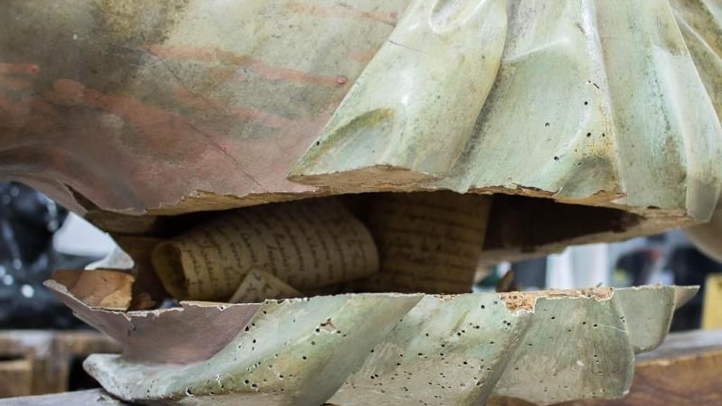 240 Jahre alte Zettel in Po von Jesus-Statue