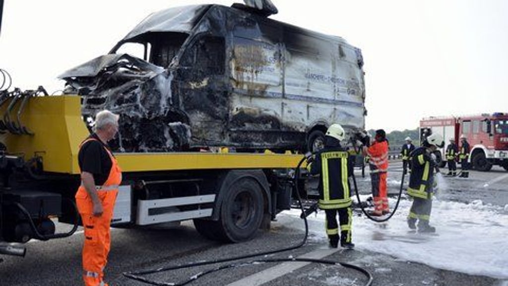 Autobahn A38: Autobahn A38: Kleintransporter brennt nach Unfall aus