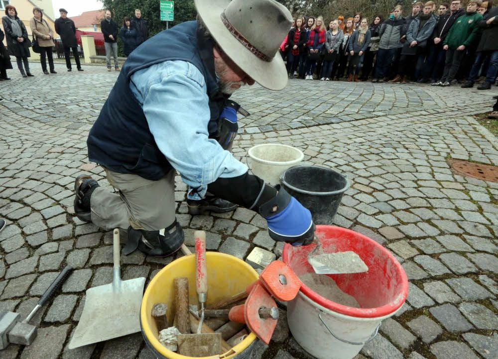 Stolperstein verlegt: Gedenken an Dr. Walter Simson im Pflaster