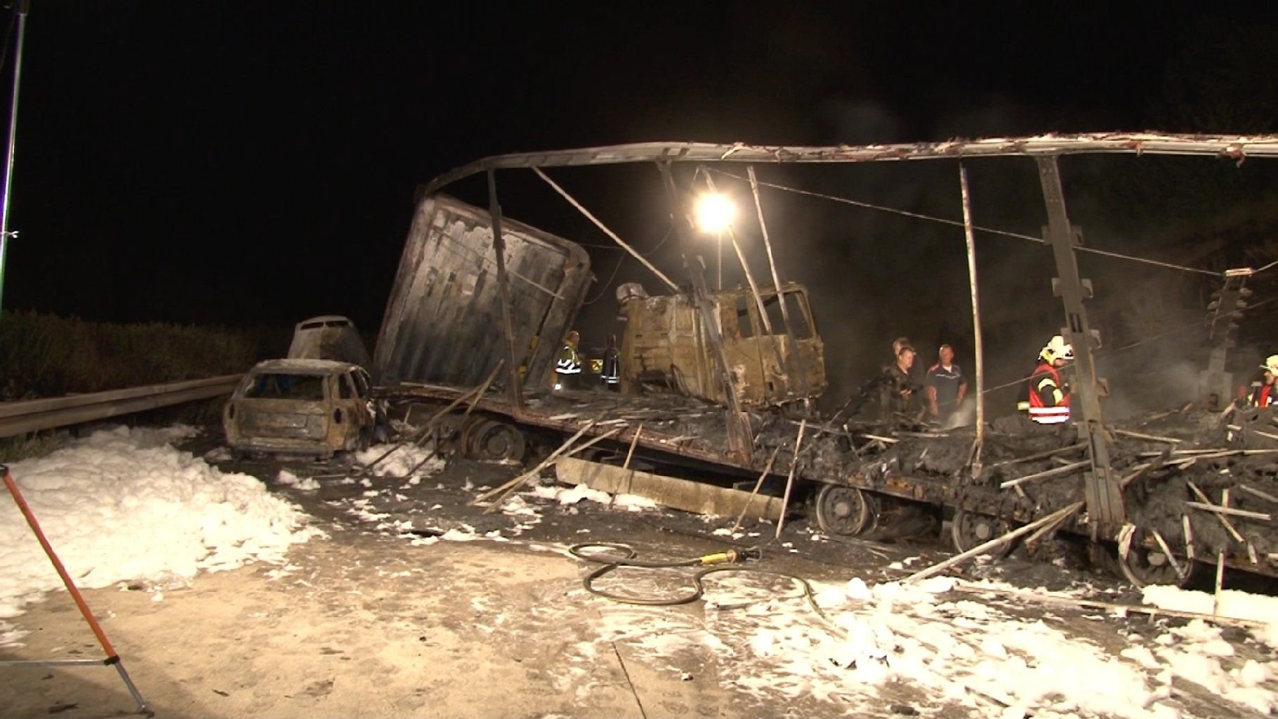 Horror-Unfall auf A14 bei Halle: Horror-Unfall auf A14 bei Halle: Tod in den Flammen