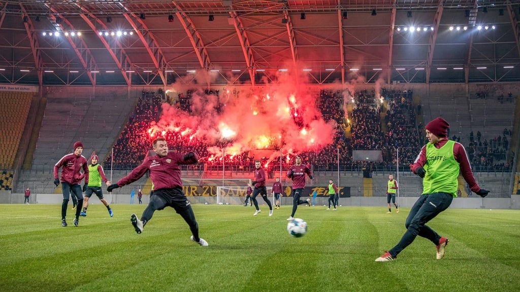 4000 Fans und Pyro beim Training: Dynamo Dresden: Pyro und 4000 Fans ...