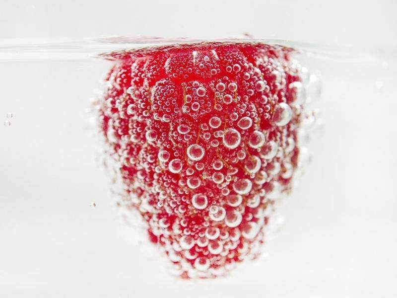 Wasser mit Minze und Beeren aufpeppen