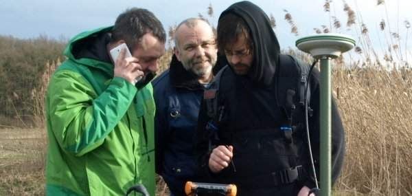 Archäologen prüfen Acker mit Magnetomat