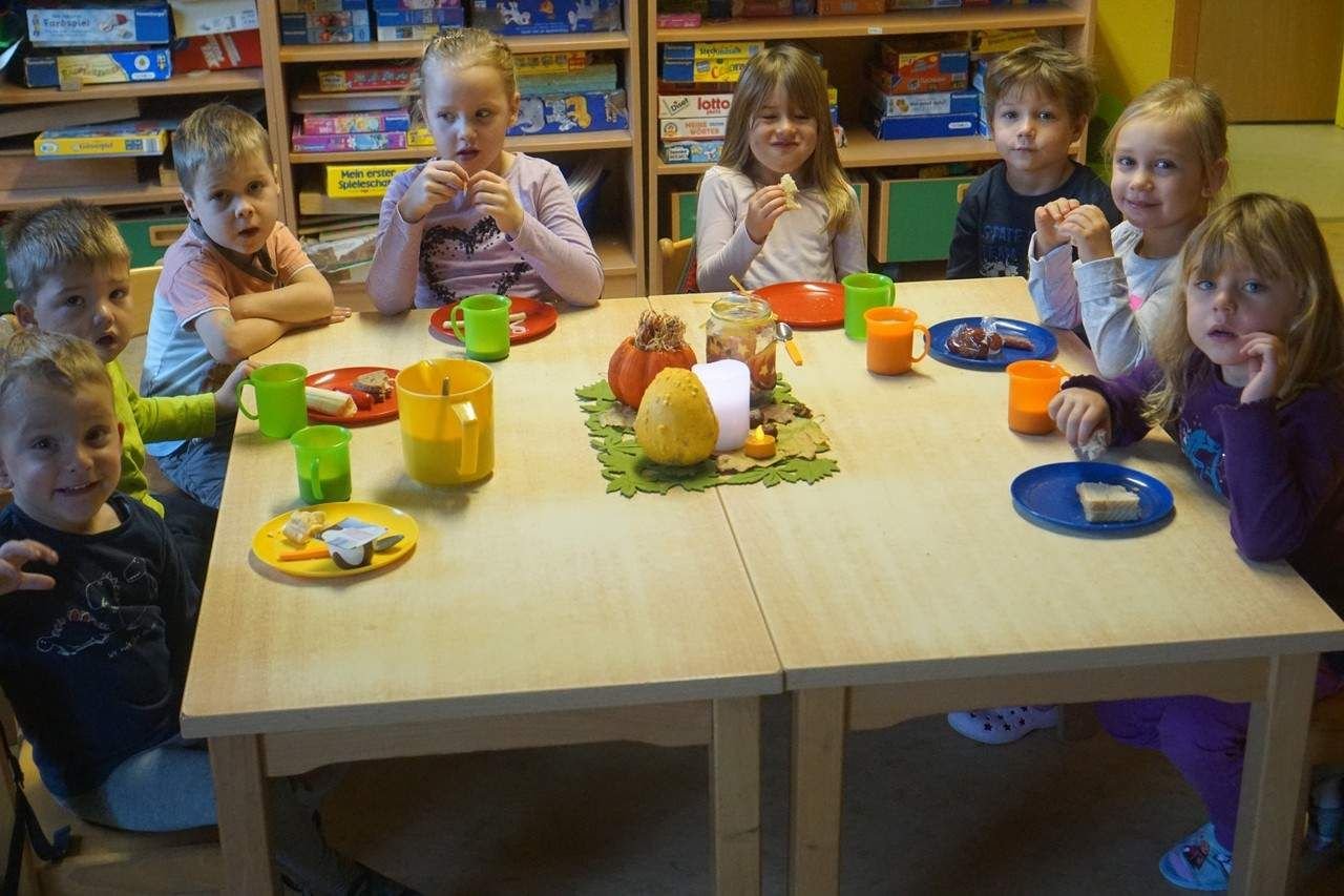 Kinder reisen mit fliegendem Teppich