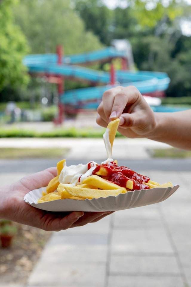 Im Freibad immer wieder Pommes