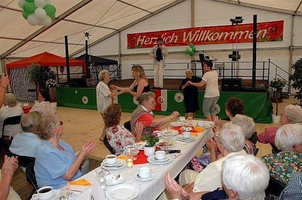 Uwe Jensen singt im Zelt "Rote Lippen soll man küssen"