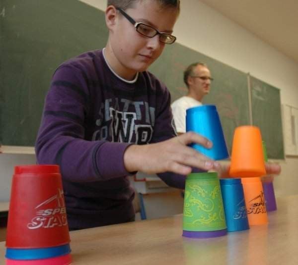Los geht\'s: Auf die Becher, fertig, stapeln!