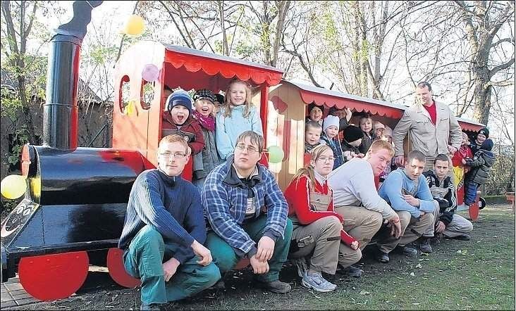 Großer Bahnhof für bunten Spielzeugzug in der Kita