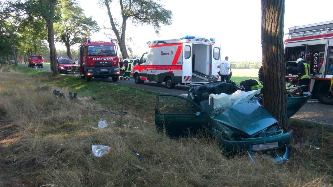 Frau prallt mit Auto gegen Baum