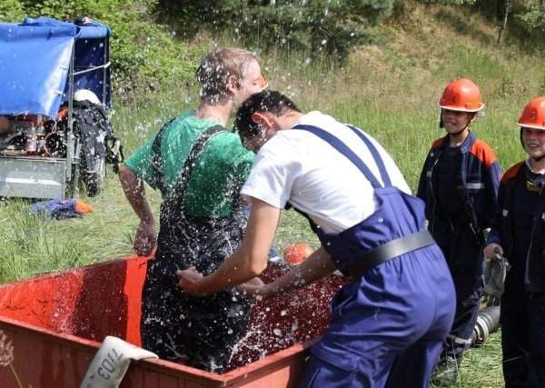Wassertaufe der jungen Kameraden