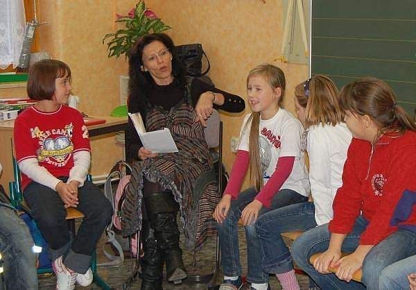 Abgeordnete Waltraud Wolff liest aus Kinderbüchern vor