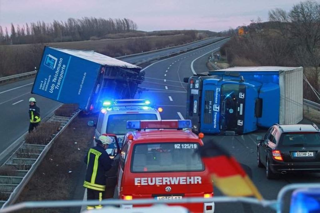 Lkw auf B6 vom Sturm umgeweht