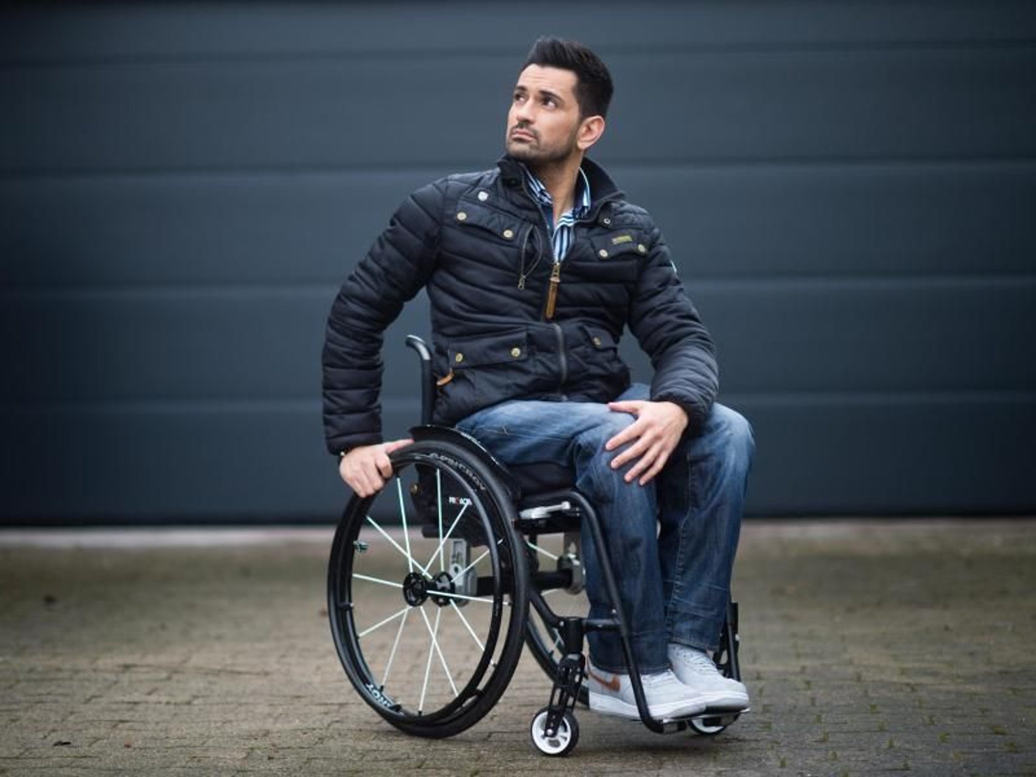 Rollstuhl-Model Tan Caglar ist jetzt Comedian