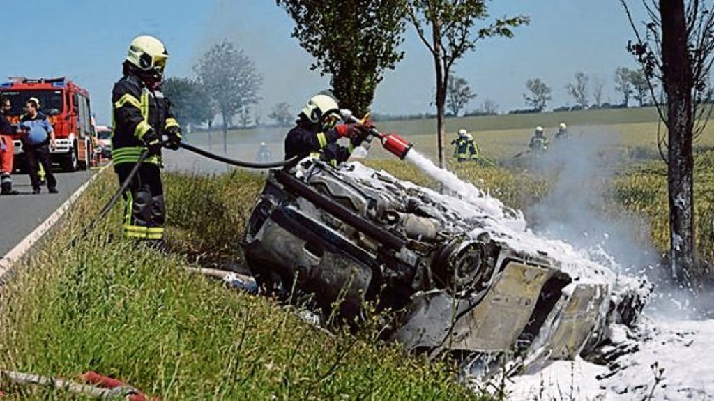 Unfall mit drei verbrannten Toten: Unfall mit drei Toten zwischen Schackenthal und Bründel ...