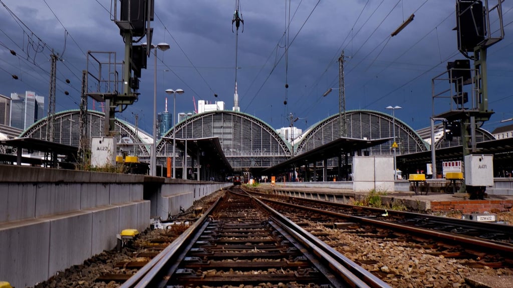 Zugverkehr teilweise lahmgelegt: Unwetter in Deutschland: Sommergewitter sorgen für Chaos im ...