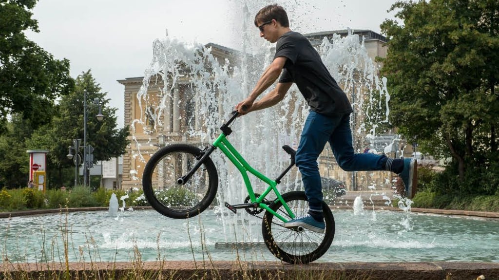 Kai Jaeger : BMX-Rad-Fahrer Kai Jaeger: Hallenser vollführt artistische ...