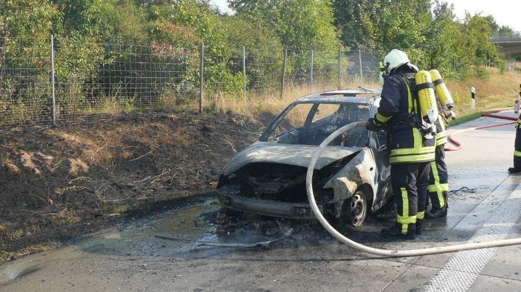 A14 bei Bernburg: A14 bei Bernburg: Frau rettet sich aus brennendem Auto