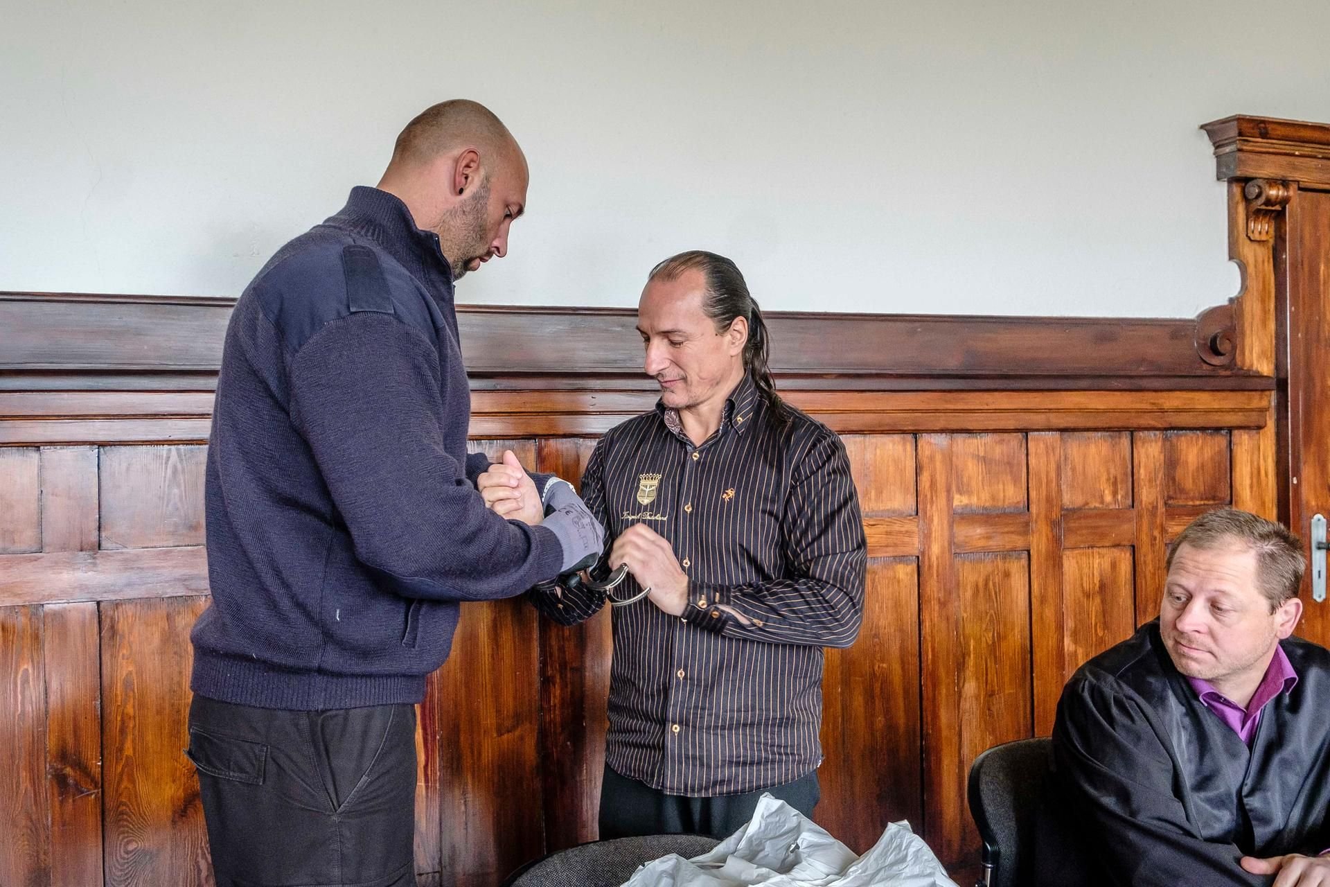 In Handschellen: In Handschellen: "König von Deutschland" Peter Fitzek ...