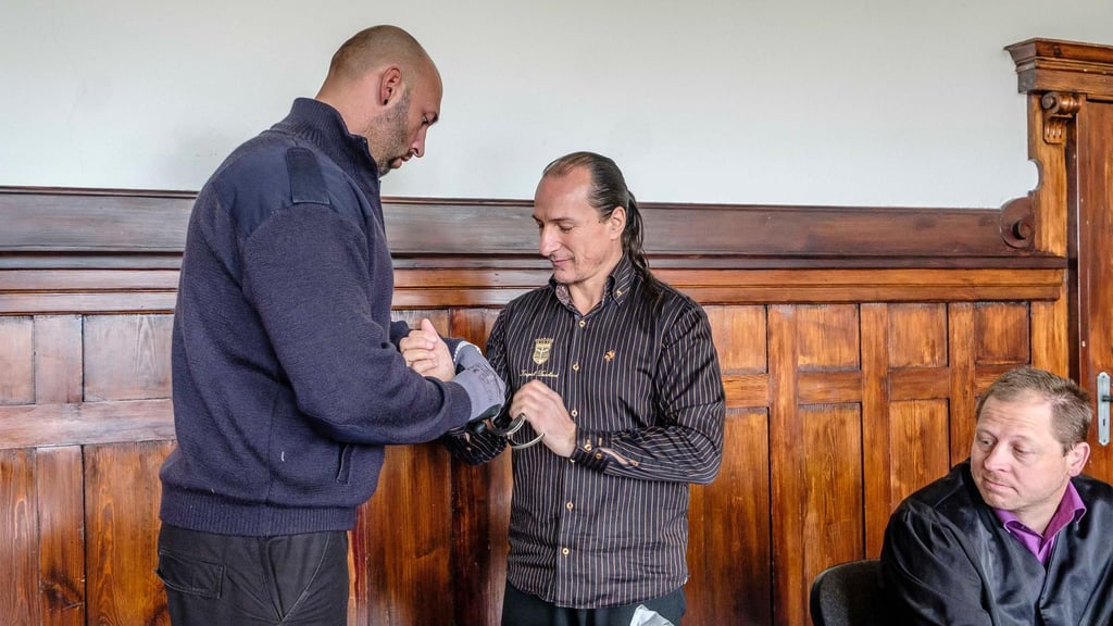 In Handschellen: In Handschellen: "König von Deutschland" Peter Fitzek ...