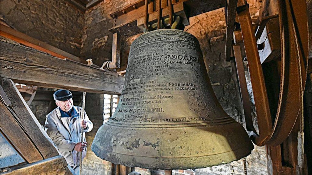 Froser Stiftskirche: Froser Stiftskirche: Alter Glockenstuhl gefährdet ...