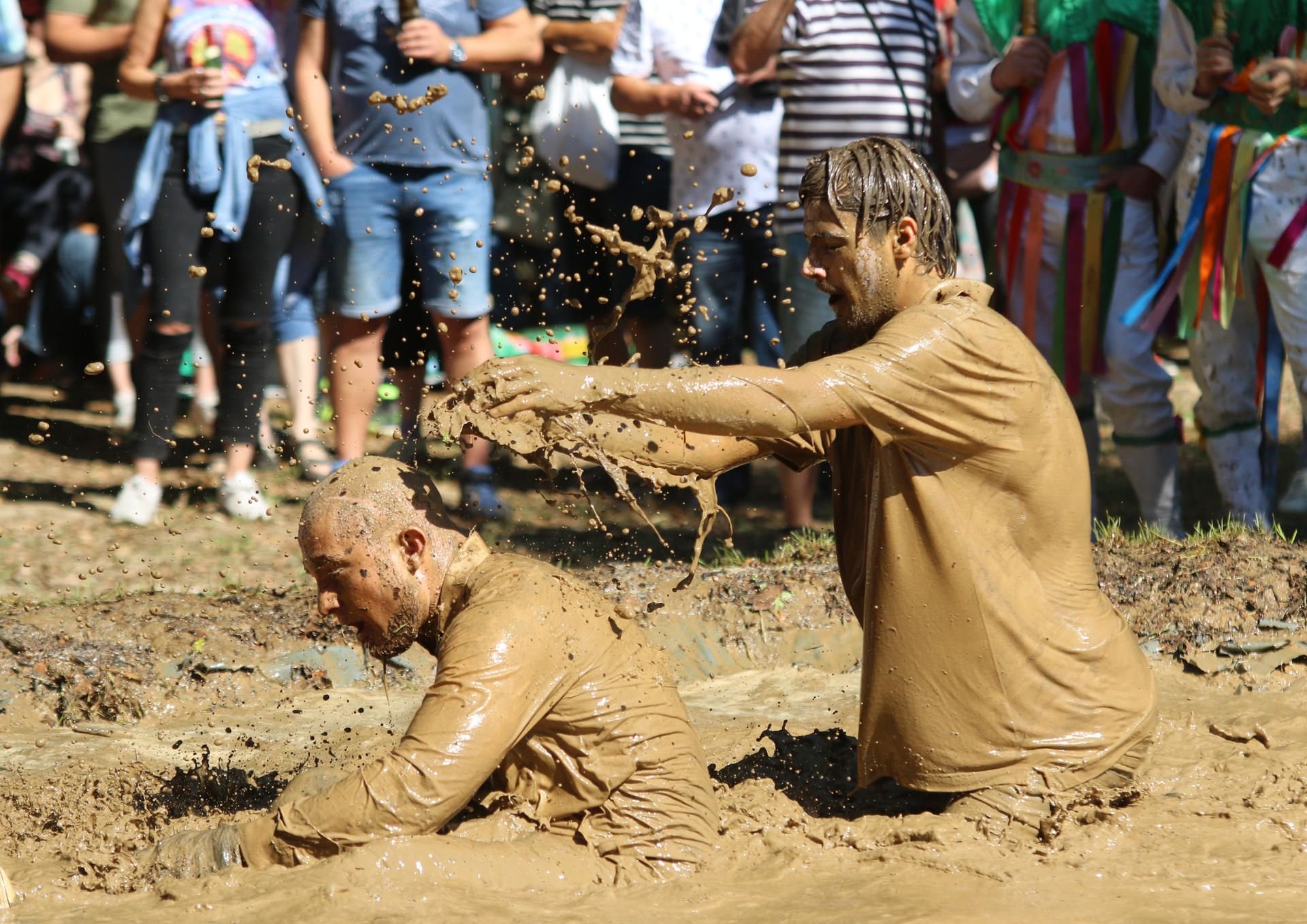 Dreckschweinfest in Hergisdorf: Dreckschweinfest in Hergisdorf: Junge ...