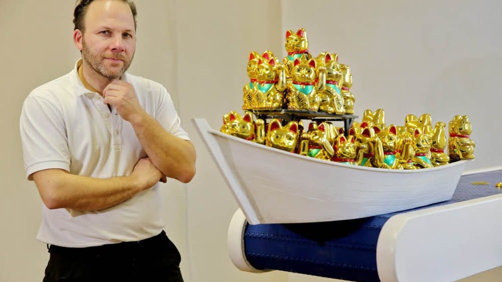 Künstler Marc Fromm in Halle: Künstler Marc Fromm in Halle: Winkekatzen ...