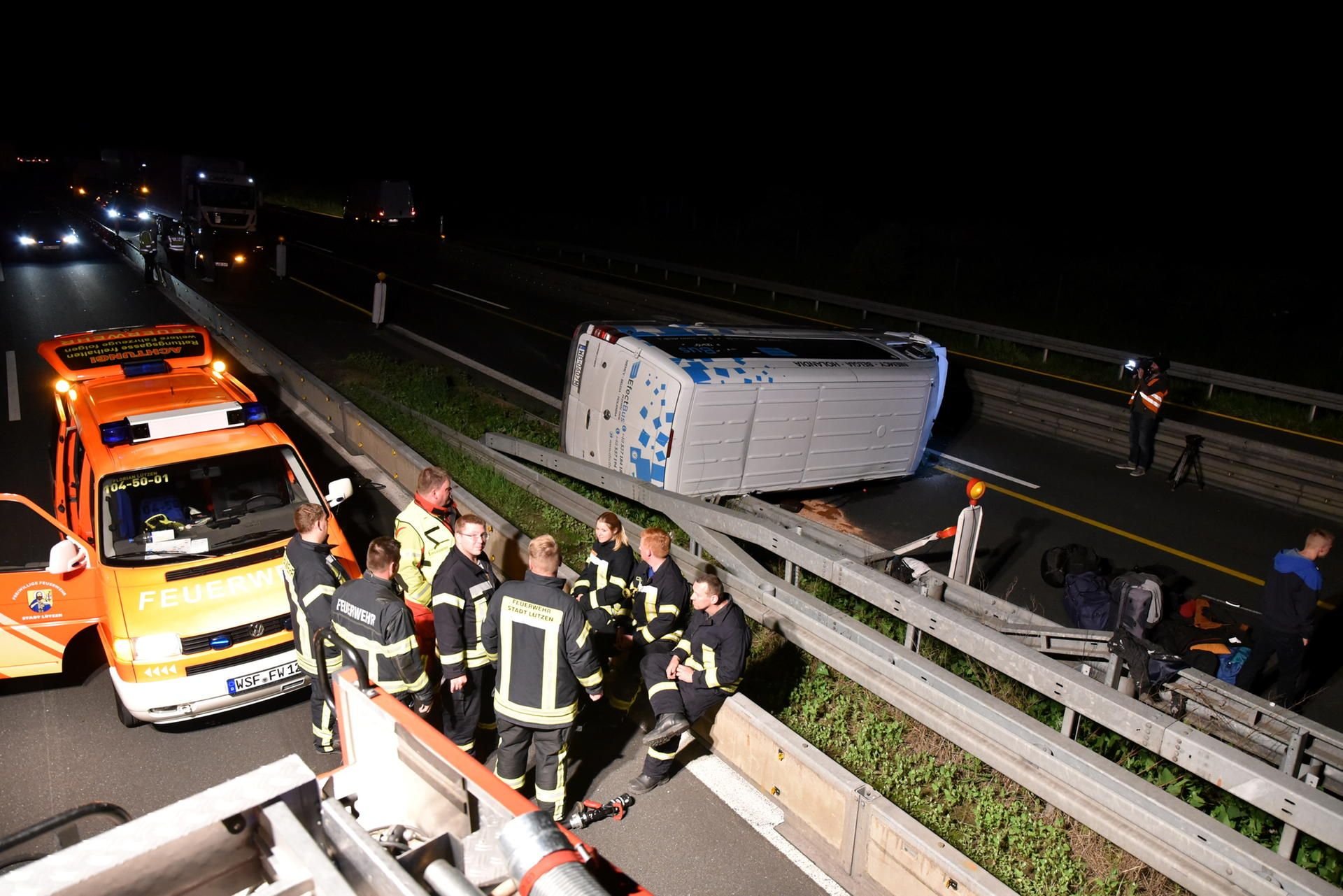 Unfall auf der A38: Unfall auf der A38: Transporter überschlägt sich in der Baustelle