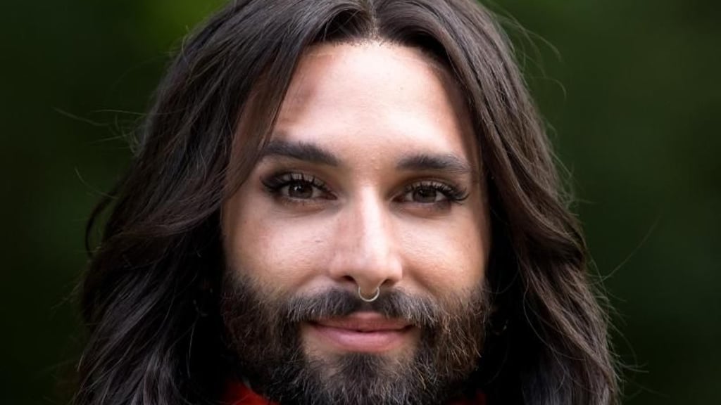 Conchita Wurst ging mit Blumen und Tischtuch in die Schule