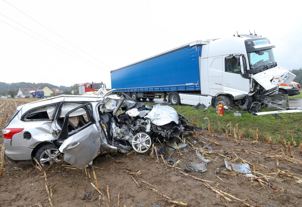 Vier Schwerverletzte, darunter zwei Kinder: Pkw prallt frontal in einen Lkw