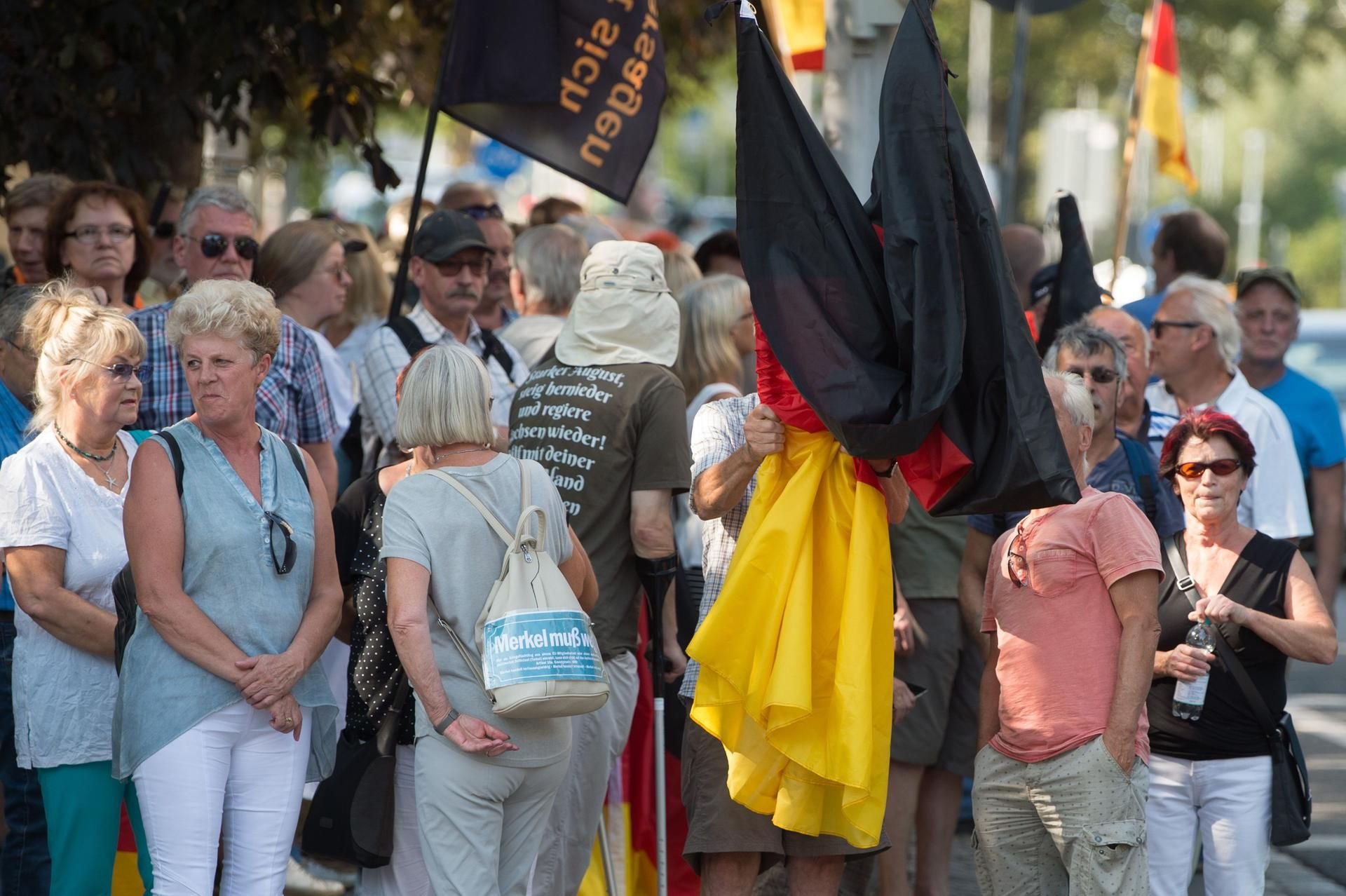 LKA-Beamter vom ZDF gefilmt: LKA-Beamter vom ZDF gefilmt: Pegida-Pöbler ...
