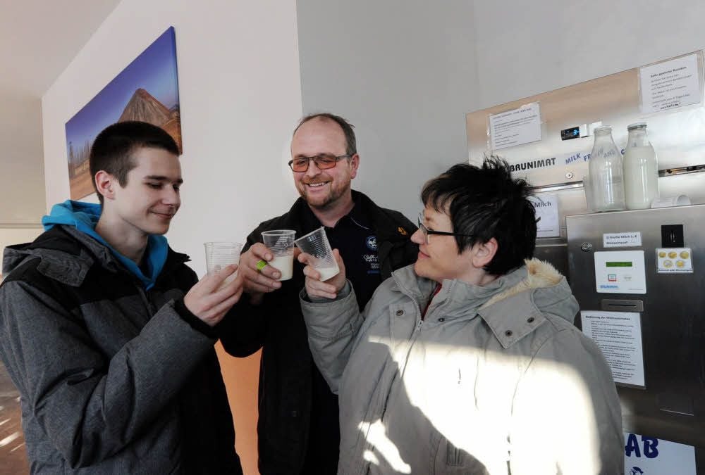 Milchtankstellen: Milchtankstellen: Bauer Karsten Scheffler steht den ...