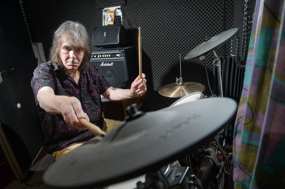 Schlagzeuger und Bassist: Schlagzeuger und Bassist: Eric Hager jammte ...